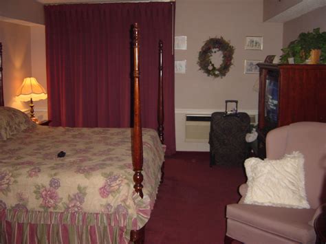 무료 이미지 호텔 침실 방 재산 집 가구 인테리어 디자인 거실 침대 부동산 창문 처리 직물 커튼 천장 모음곡 바닥 창 덮개 생성물