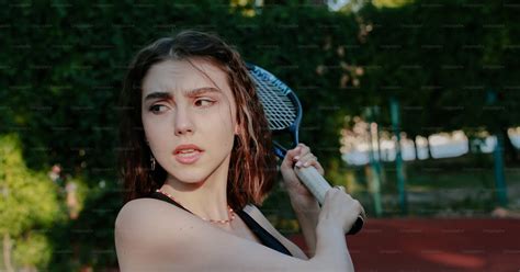 테니스 코트 위에 테니스 라켓을 들고 있는 여자 사진 Unsplash의 테니스 이미지