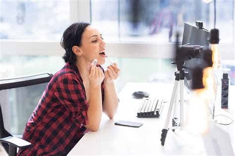 사무실에서 메이크업을 하는 소녀 직장에서 카메라로 자신을 녹화 하는 비디오 블로거 25 29세에 대한 스톡 사진 및 기타 이미지 25 29세 귀여운 기업 비즈니스