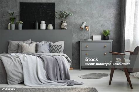 안락의 자 및 벽에 검은 포스터 침실 인테리어에서 침대 옆 회색 캐비닛입니다 실제 사진 가구에 대한 스톡 사진 및 기타 이미지 가구 가정 생활 가정의 방 Istock