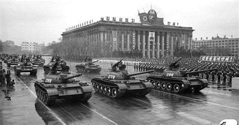 북한 김일성 광장 역사 돌아보며 내부 결속