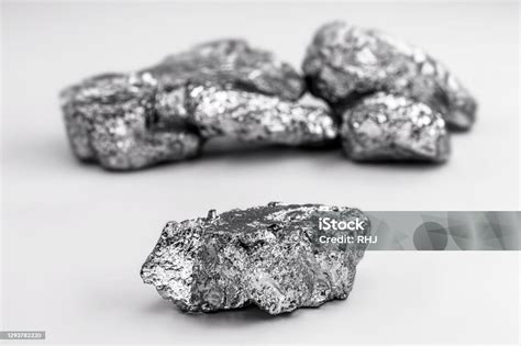 고립 된 흰색 배경에 코발트 돌 건설 및 의학에 사용되는 산업용 광석 과학에 대한 스톡 사진 및 기타 이미지 과학 광물질