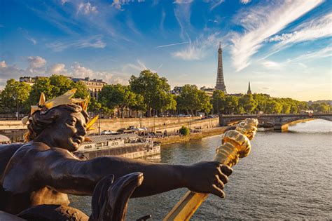 파리 센 강에 있는 알렉상드르 3세 다리에 있는 금박을 입힌 동상과 에펠탑의 전망 센 강에 대한 스톡 사진 및 기타 이미지