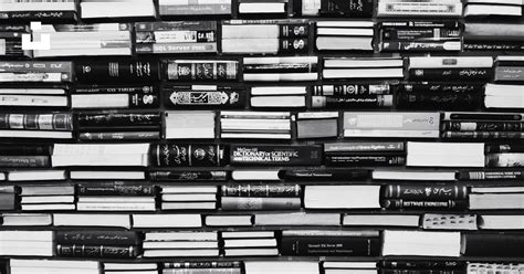 책이 겹겹이 쌓여 있는 흑백 사진 사진 Unsplash의 무료 책 이미지