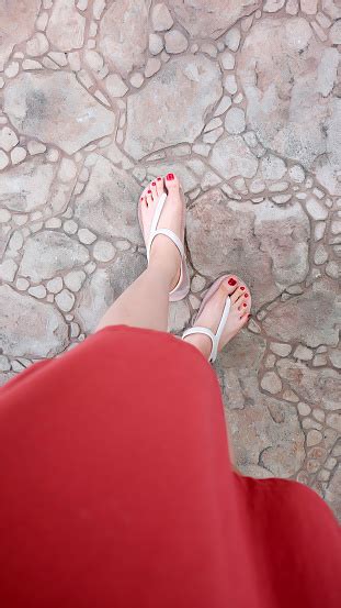 아름다움과 패션 컨셉 시멘트 바닥 배경 상단보기에 서 골드 샌들 신발과 빨간 손톱을 입고 셀카 발 가냘픈에 대한 스톡 사진 및 기타 이미지 Istock