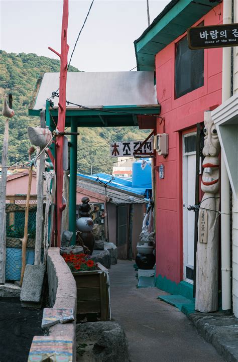 배경에 빨간 건물이있는 좁은 거리 사진 Unsplash의 무료 벽지 이미지