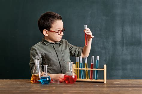 화학 도구와 교실에서 과학을 배우는 귀여운 아이 과학자 교육은 과학입니다 6 7 살에 대한 스톡 사진 및 기타 이미지 6 7
