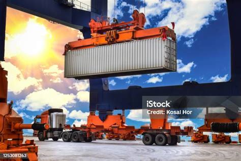부두 크레인 트럭에 컨테이너를 적재 컨테이너 물류 및 항만 운영 화물 운송에 대한 스톡 사진 및 기타 이미지 화물 운송 캄보디아 지게차 Istock
