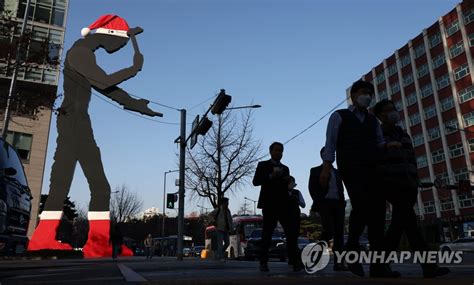 산타클로스 모자 쓴 해머링 맨 연합뉴스
