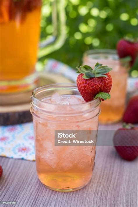딸기로 장식된 얼음이 있는 딸기 레모네이드 잔의 수직 근접 촬영 0명에 대한 스톡 사진 및 기타 이미지 0명 과일 나무 Istock