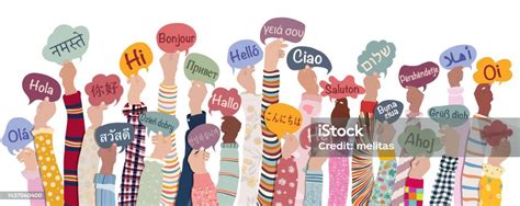 다양하고 다문화적인 어린이와 청소년들이 다양한 국제 언어로 된 텍스트 Hallo가 적힌 말풍선을 들고 있는 많은 손을 들었습니다 다양성 아이들 인종 평등 우정 인사하기에