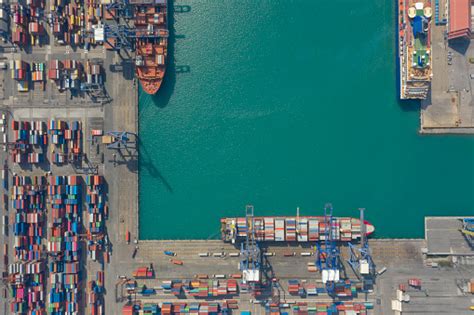 수출 및 수입 사업 및 물류컨테이너선 크레인으로 항구에화물을 운송 물 수송 국제 공중 보기 및 상단 보기 0명에 대한 스톡 사진 및 기타 이미지 Istock