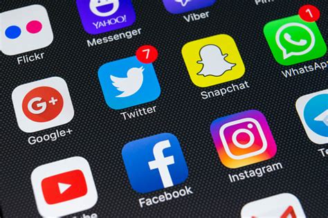 애플 아이폰 X에 소셜 미디어 페이 스 북 인 스타 그램 트위터 Snapchat 응용 프로그램 화면에 아이콘으로 사무실 책상 소셜 네트워크입니다 소셜 미디어 애플 리 케이