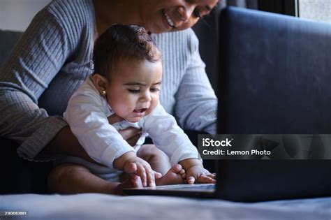 거실에서 노트북을 사용하는 딸과 함께 쾌활한 흑인 여성의 정면 모습 개념 모성과 일 2명에 대한 스톡 사진 및 기타 이미지 2명 30 34세 6 11 개월 Istock