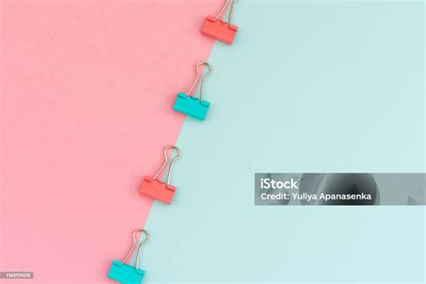 분홍색과 파란색 배경에 학교 문구 학교 창조적 인 배경 템플릿으로 돌아갑니다 분홍색파란색 배경에 공급이 있는 창의적이고 세련된 미니멀한 사무 공간 개념에 대한 스톡 사진 및