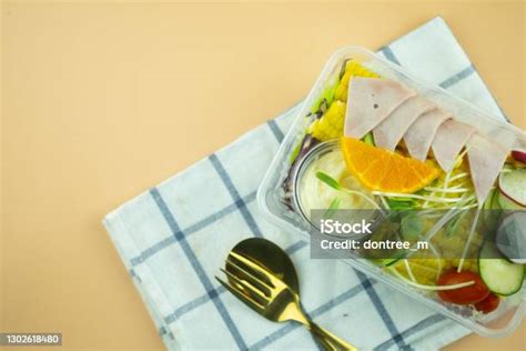 테이크 또는 음식 배달을위한 플라스틱 패키지드레싱과 건강한 채식 샐러드 0명에 대한 스톡 사진 및 기타 이미지 0명 개념 건강한 생활방식 Istock