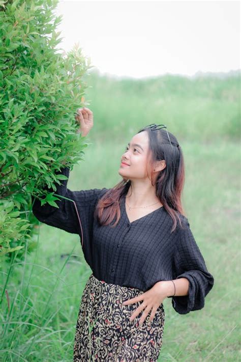 푸른 숲 속에서 자연을 즐기는 젊은 여성 · 무료 스톡 사진