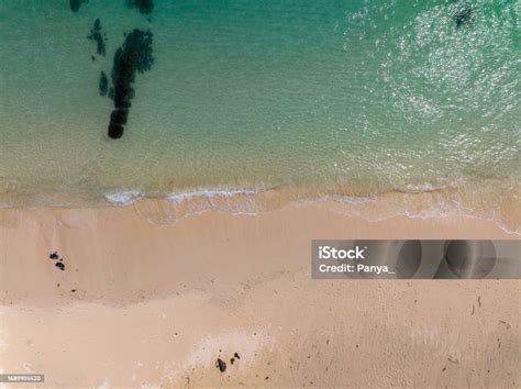 여름 바다 자연 배경 모래 해변에 부딪히는 파도의 공중 보기 바다 표면 파도 배경 0명에 대한 스톡 사진 및 기타 이미지 0