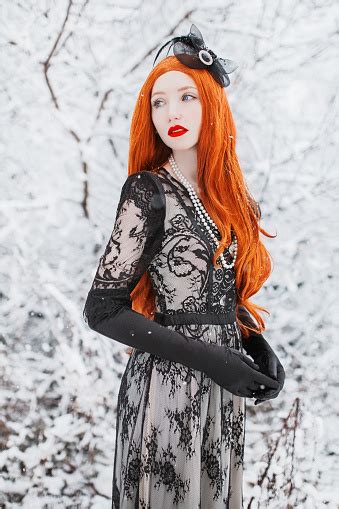검은 장갑 겨울 배경에 긴 붉은 머리에 창백한 젊은 빨강 머리 복고풍 소녀의 초상화 아름 다운 빨간 머리 여자 긴 장갑 겨울
