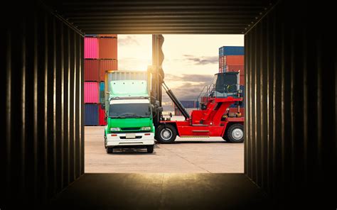 화물 컨테이너의 내부 모습 크레인 트랙터 화물 컨테이너를 들어 올리고 있습니다 물류 운송 산업의 취급 화물 컨테이너 선박 화물 트럭 수출입 유통 창고 세미 트럭에 대한 스톡