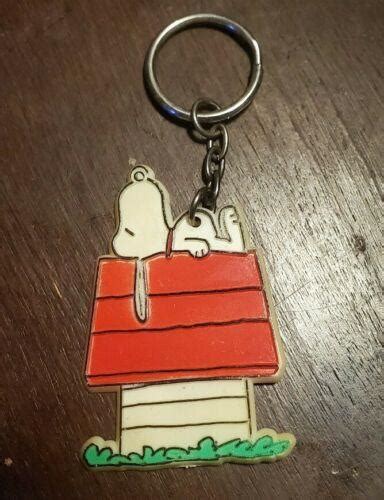 Vintage 1958 Peanuts Snoopy Plastic Keychain 3244285341