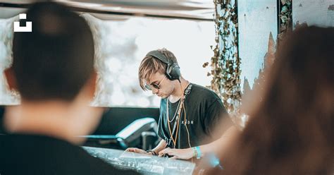 검은 셔츠를 입은 여자 옆에 앉아 있는 검은 셔츠를 입은 남자 사진 Unsplash의 무료 미니애폴리스 이미지