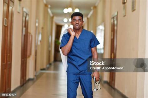 병원에서 전문 아프리카 남성 의사 아프리카의 의료 의료 사업 및 의사 서비스 Stem 주제에 대한 스톡 사진 및 기타 이미지 Stem 주제 건강관리와 의술 구급대원