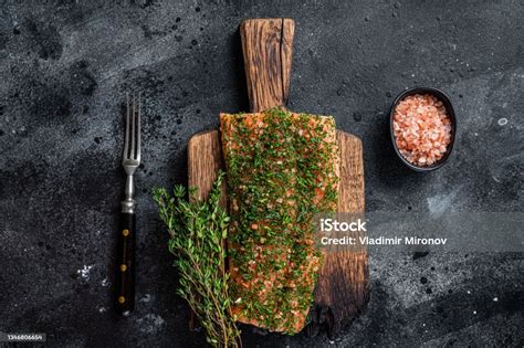 그라블락스는 나무 판에 딜과 소금연어를 경화시켰다 검은 색 배경 위쪽 보기 고기에 대한 스톡 사진 및 기타 이미지 고기