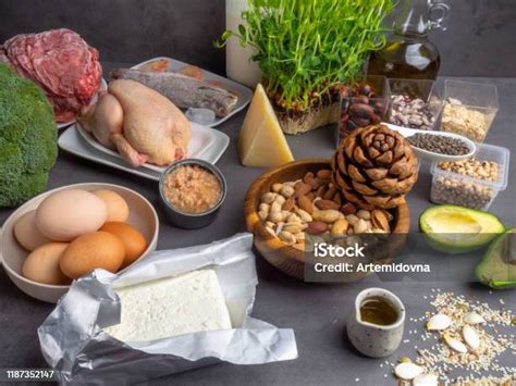 신체와 뇌를 위한 건강한 식단 단백질 비타민의 풍부한 공급원인 식품은 육류 생선 치즈 계란 우유 견과류 녹지 콩 씨앗 기름 귀리 고기에 대한 스톡 사진 및 기타 이미지