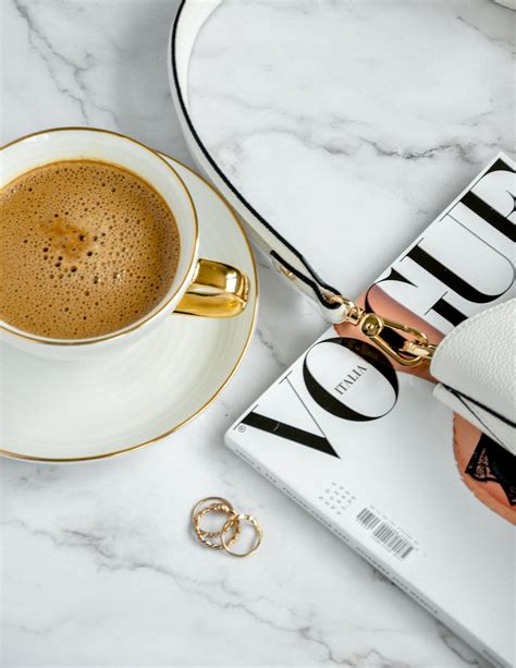 은색 숟가락 옆에 접시에 흰색 세라믹 컵 사진 Unsplash의 무료 리에투바 이미지