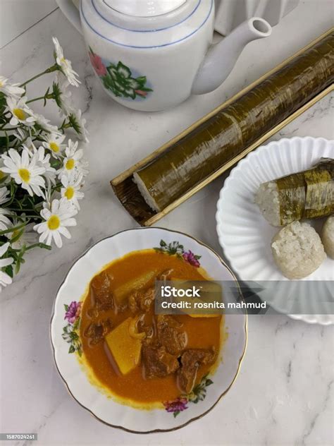 찹쌀은 레렉 또는 바나나 잎으로 싸서 대나무 줄기로 싸서 직화로 요리합니다 레망 모든 전통적인 말레이 가정에서 쇠고기 또는 치킨 렌당과 함께 먹어야 합니다 0명에 대한 스톡