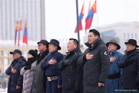 ФОТО Монгол Улсын төрийн далбааг мандуулж жанжин Д Сүхбаатарын хөшөөнд цэцэг өргөв Isee Mn