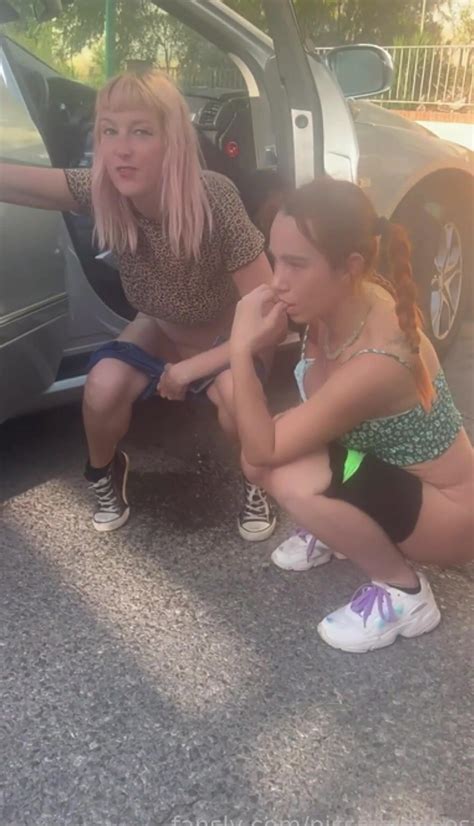 Two girls pee in parking lot ThisVid com Türkçe Two girls pee in parking lot ThisVid com Türkçe