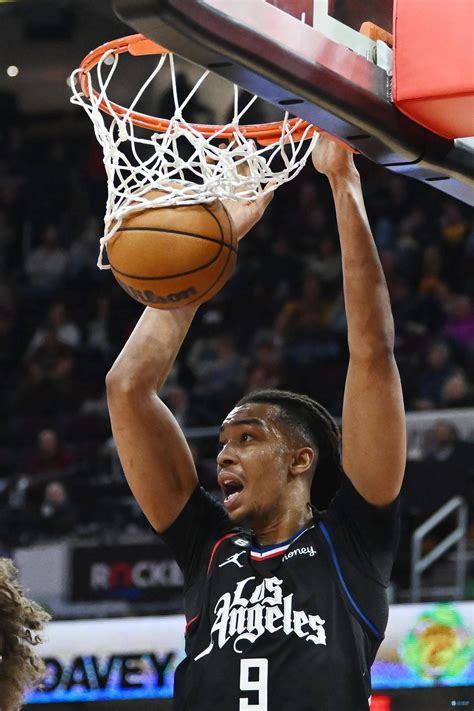 Woj：自由球员摩西 布朗与开拓者签下一份一年的部分保障合同常规赛
