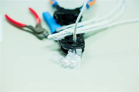 흰색 배경에 격리된 크림퍼 및 와이어 커터 꼬임 케이블 공구 트위스트 페어 이더넷 Utp 캣 5 압착 Rj45 Lan 케이블 금속에 대한 스톡 사진 및 기타 이미지 Istock