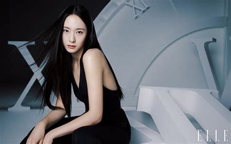 피부 시간을 되돌리는 크리스탈 이라는 테마로 진행된 이번 화보 속 크리스탈은 완벽한 미모와 빠져드는 눈빛은 물론 특유의