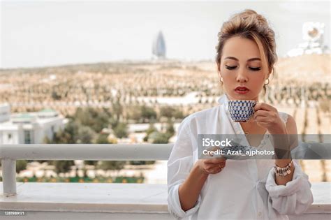 베이지 색 레이스 반바지에 젊은 아름다운 아시아 소녀 발코니에 서 커피를 마시는 흰색 셔츠 선택적 초점 작은 초점 영역 가정 생활에 대한 스톡 사진 및 기타 이미지 Istock