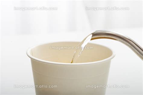 カップラーメンにお湯を注ぐシーンの写真素材 219257604 イメージマート