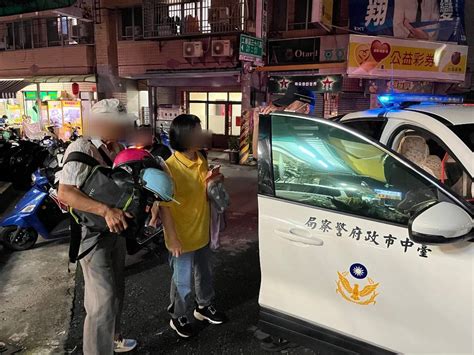 黑暗中的一盞明燈 深夜遇貴人熱心警助機車拋錨翁脫困