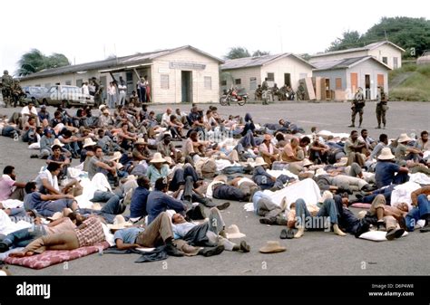 Marines Americani Guard Catturato Cittadini Cubani Durante L Invasione