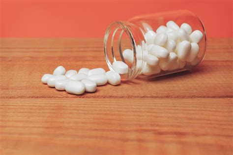 빨간 나무 테이블에 알 약에 대 한 유리 병 아름 다운 Corall 오렌지 배경입니다 0명에 대한 스톡 사진 및 기타 이미지 0명 갈색 건강관리와 의술 Istock