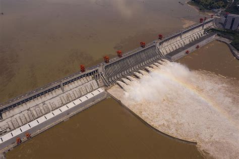 三峡入库流量超过建库以来最大 大坝开启10孔泄洪