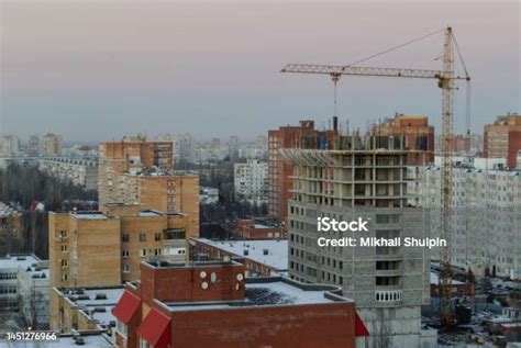 건설 중인 고층 주거용 건물과 저녁 황혼의 타워 크레인을 볼 수 있는 도시의 겨울 파노라마 0명에 대한 스톡 사진 및 기타