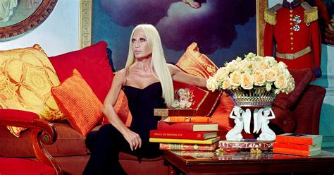 Ok ბევრისთვის აქამდე უცნობი ფაქტები დონატელა ვერსაჩეს ცხოვრების შესახებ Ok Magazine