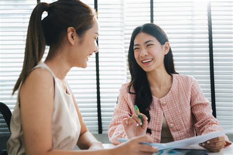 현대 사무실에서 함께 일하는 두 명의 사업가들 회사에서 비즈니스 팀 회의 및 브레인스토밍 비즈니스 프로젝트와 함께 일하는