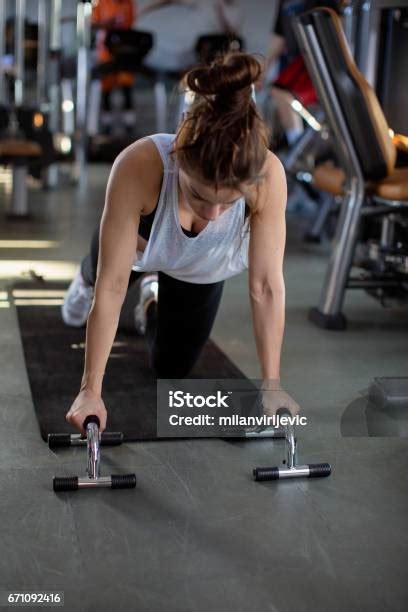 여자 팔 굽 혀 펴기에 대 한 준비 건강한 생활방식에 대한 스톡 사진 및 기타 이미지 건강한 생활방식 결심 근육질 체격 Istock