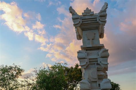 인도네시아 발리에 위치한 힌두교 제공 제단 극적인 일몰 빛 배경에 아름다운 산 힌두교 제단은 일몰 동안 촬영 흰 돌로 만든 희생 제단 0명에 대한 스톡 사진 및 기타 이미지