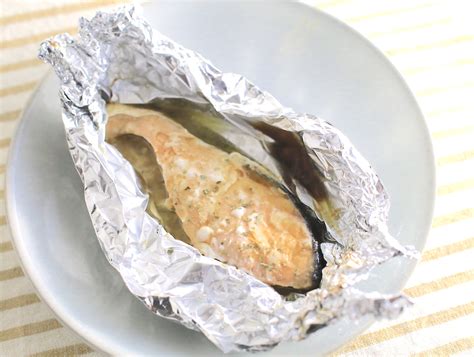 包んで焼くだけ！鮭のバター醤油ホイル焼きのレシピ