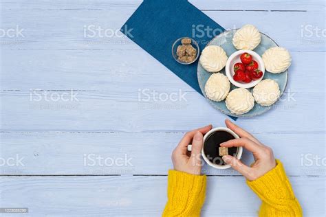 복사 공간이있는 오래된 나무 테이블 상단보기에 손에 커피 머그잔 커피 한 잔을 들고 아늑한 노란색 홈 스웨터에 여자와 설탕을 넣습니다 갈색에 대한 스톡 사진 및 기타 이미지