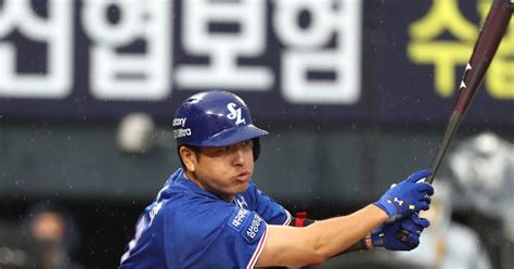 강민호 통산 300홈런·13시즌 연속 두 자릿수 홈런 달성